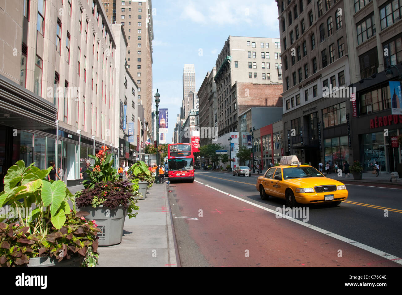 34th St in midtown New York, USA Stock Photo - Alamy