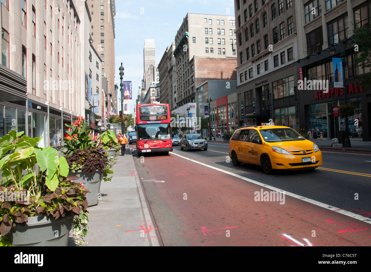 34th St in midtown New York, USA Stock Photo - Alamy