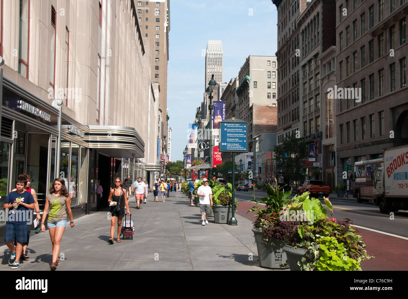 34th St in midtown New York, USA Stock Photo - Alamy