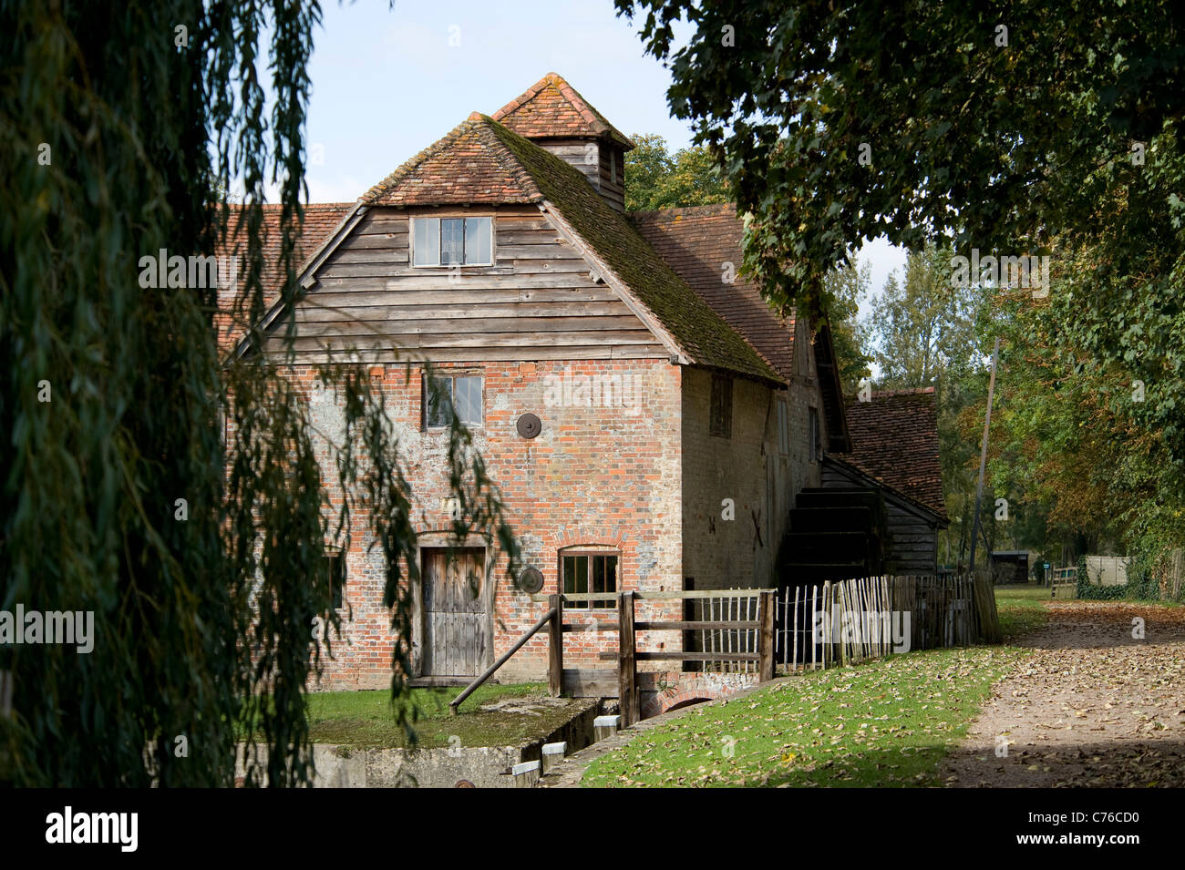 Mapledurham water mill Stock Photo - Alamy
