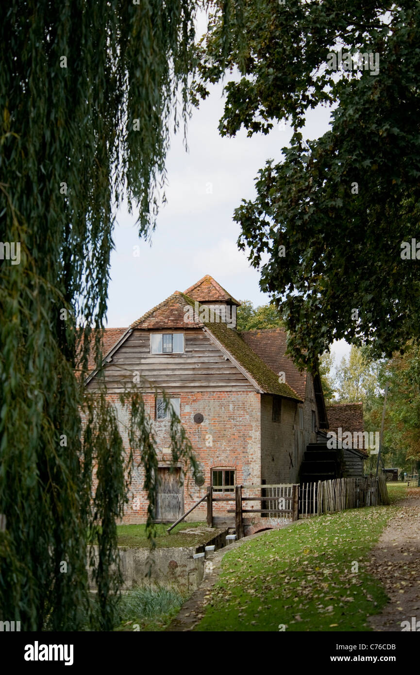 Mapledurham water mill hi-res stock photography and images - Alamy