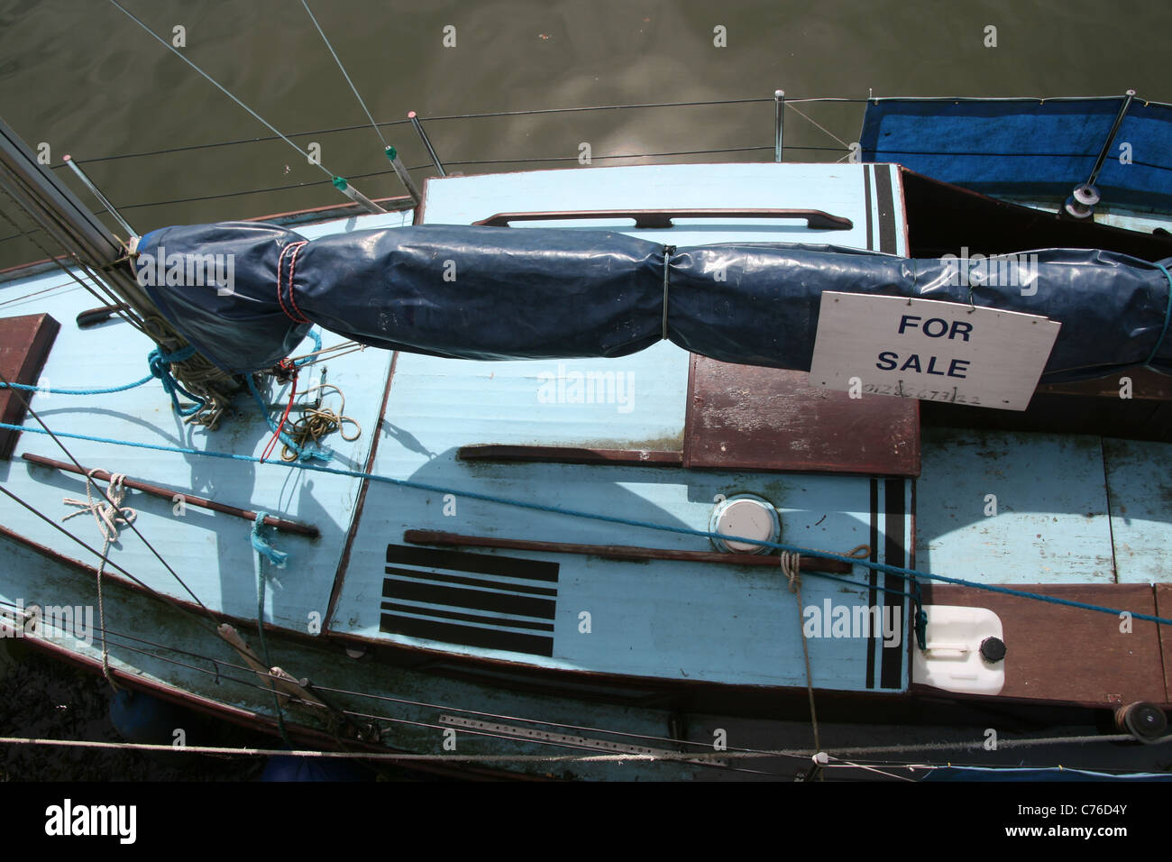 for sale sign notice on old sailing boat in port dock by sea Stock ...