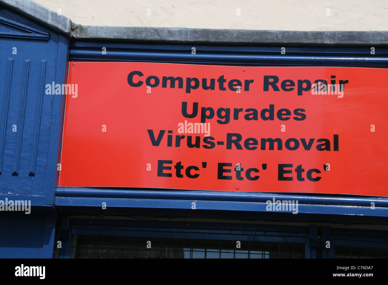 Pc repair shop with customer hi-res stock photography and images - Alamy