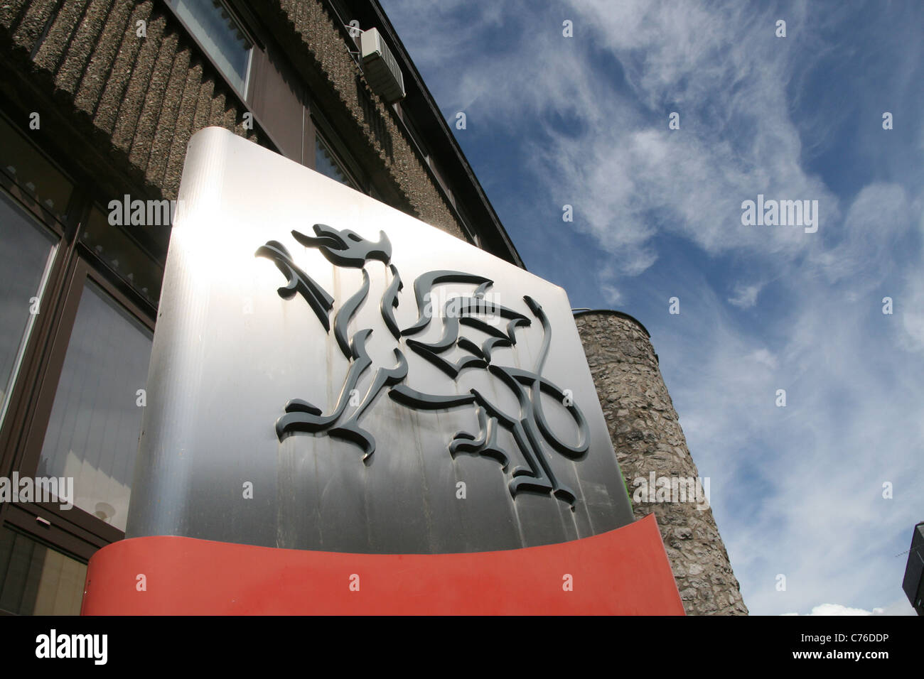 Welsh assembly building flag hi-res stock photography and images - Alamy