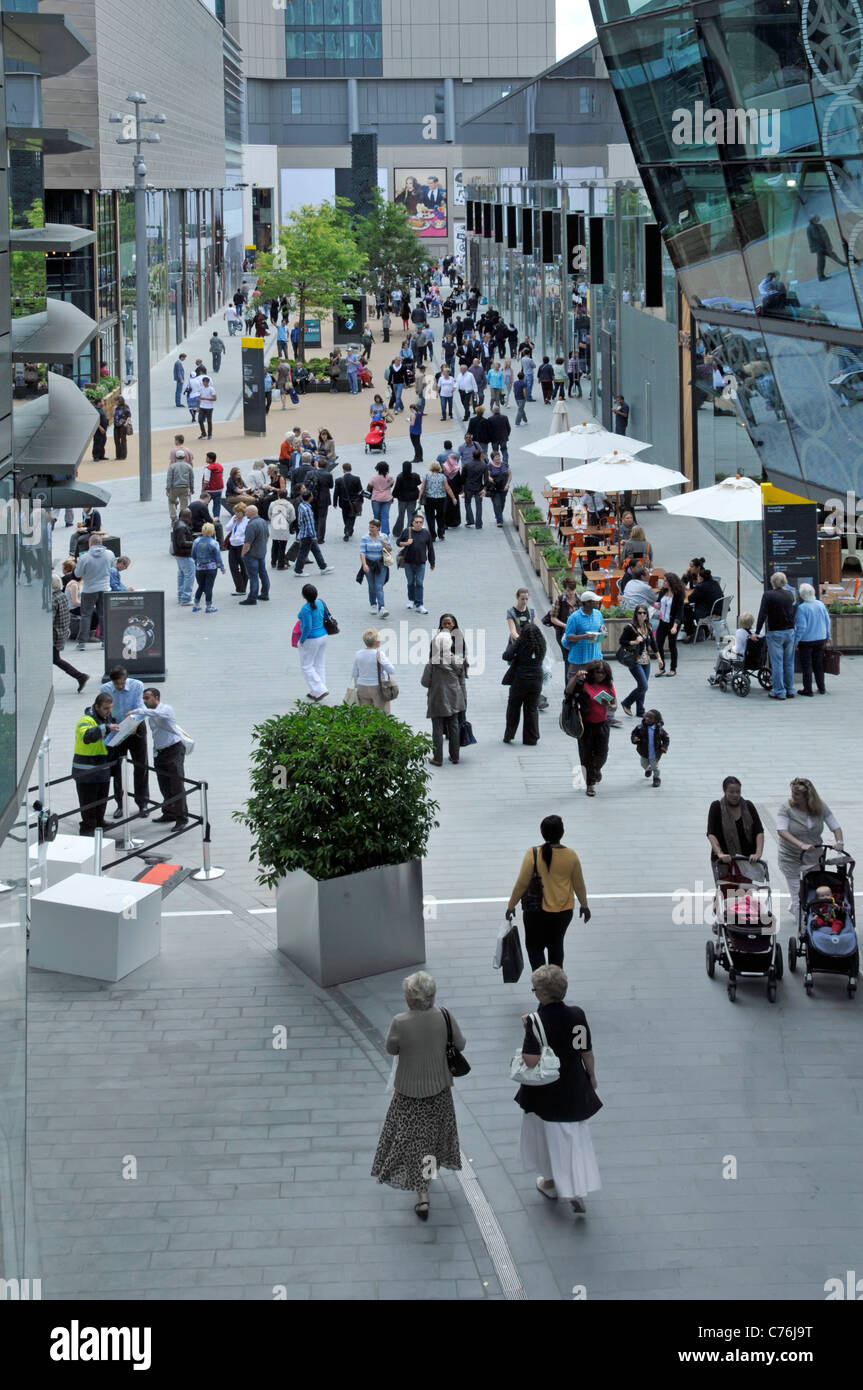 Outside view of shopping mall hi-res stock photography and images - Alamy