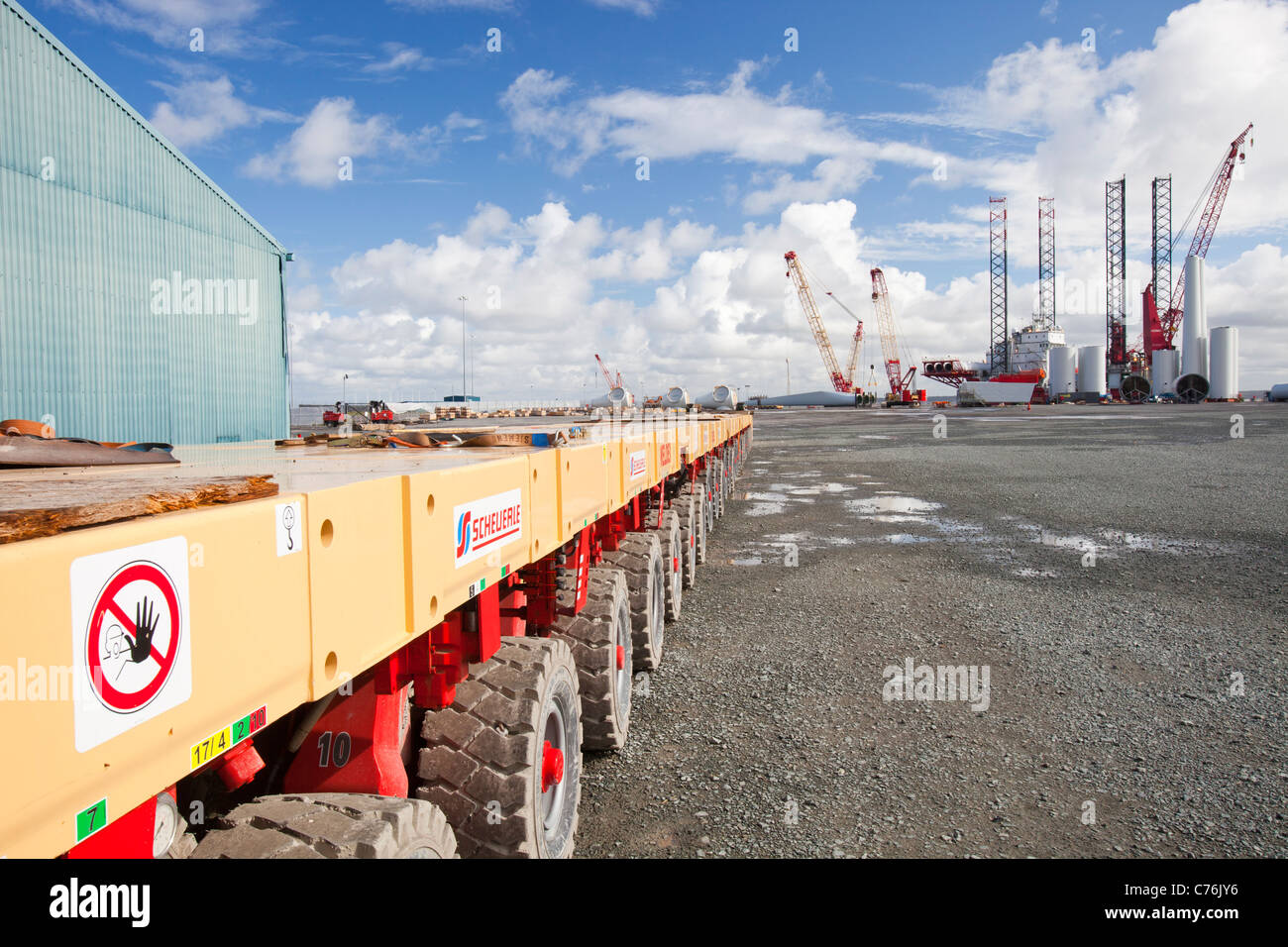 Low loader hi-res stock photography and images - Alamy