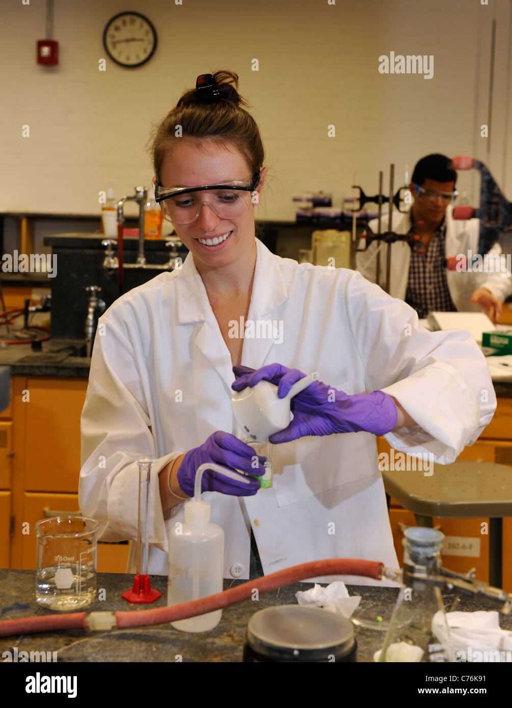 School chemistry experiment hi-res stock photography and images - Alamy