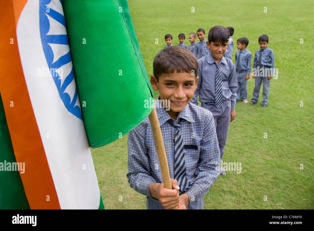 School children indian flag hi-res stock photography and images - Alamy