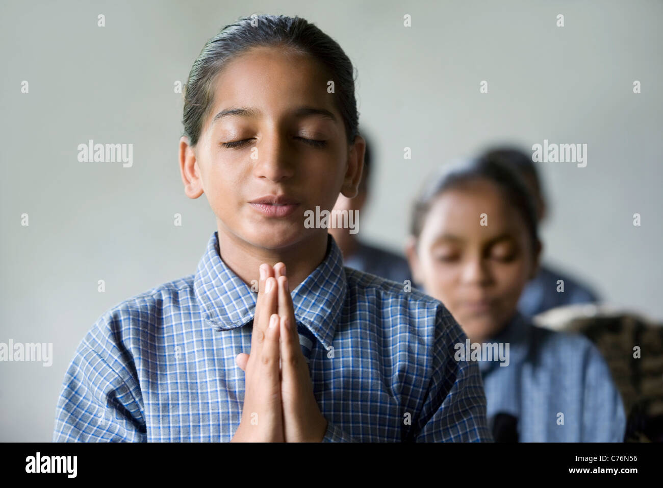 School girls praying Stock Photo - Alamy
