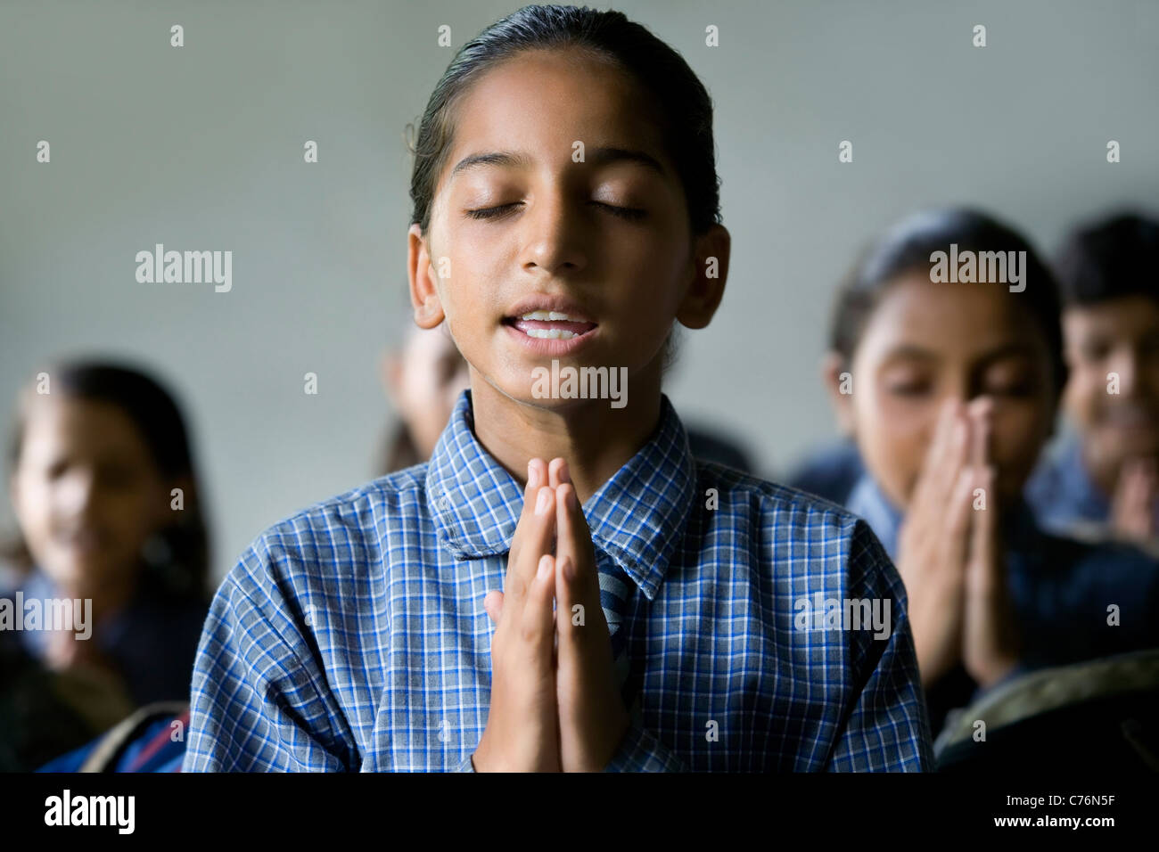 School girls praying Stock Photo - Alamy