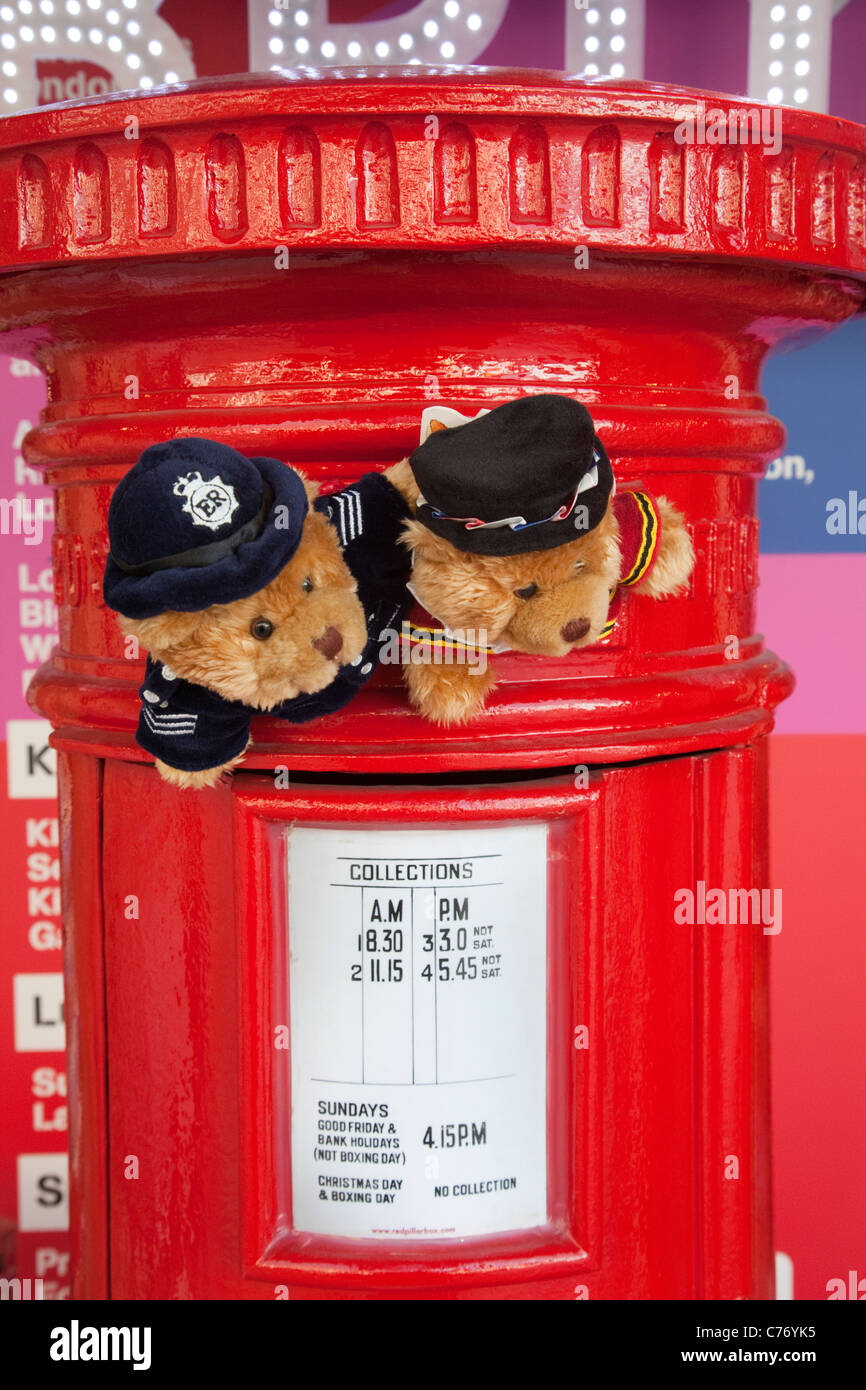 England, London, Souvenir Shop Window Display Stock Photo - Alamy