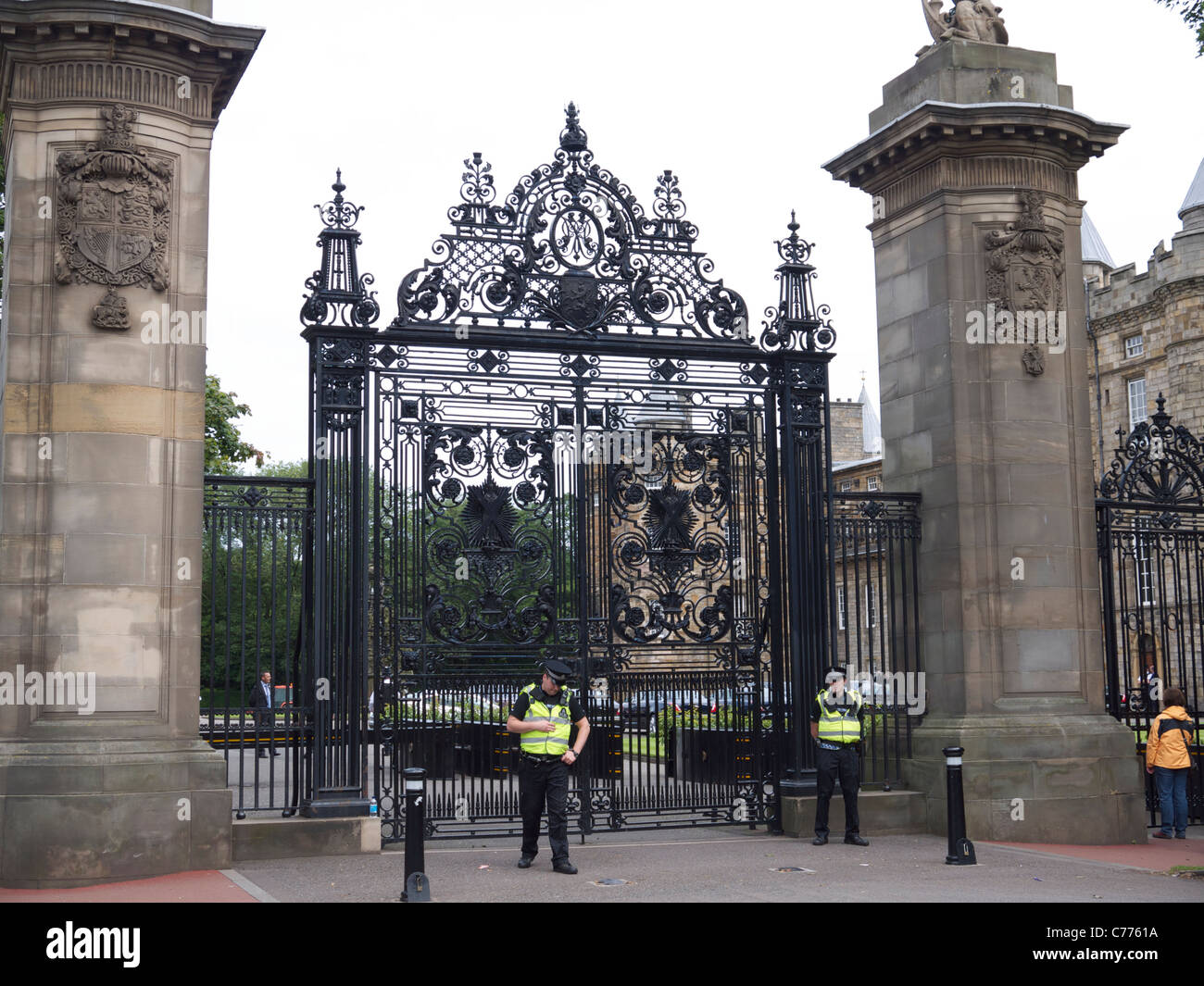Police guarding the Palace of Holyroodhouse Stock Photo - Alamy