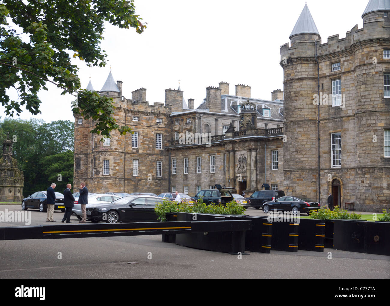 The palace of holyroodhouse gate hi-res stock photography and images ...