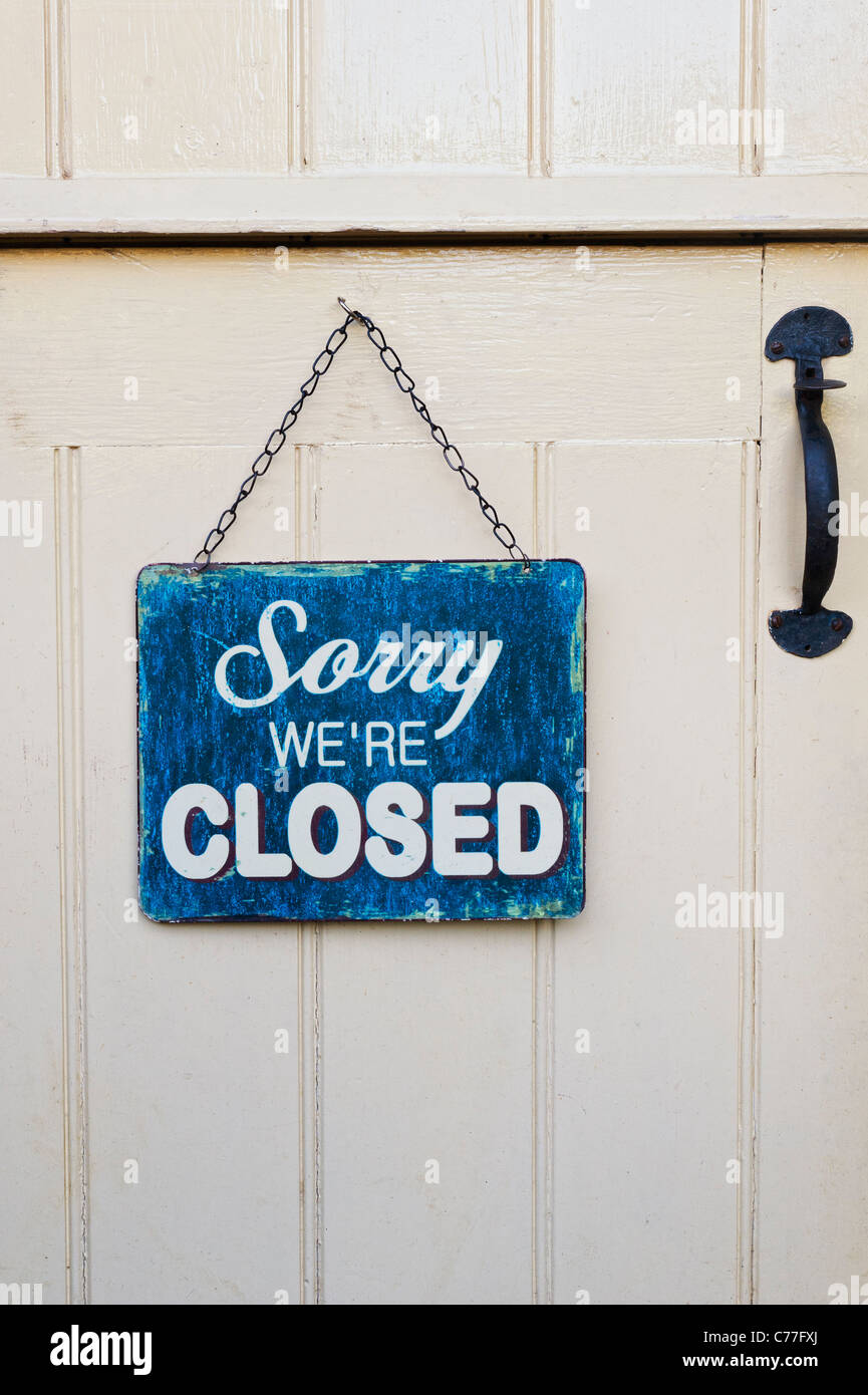 Closed shop sign hi-res stock photography and images - Alamy