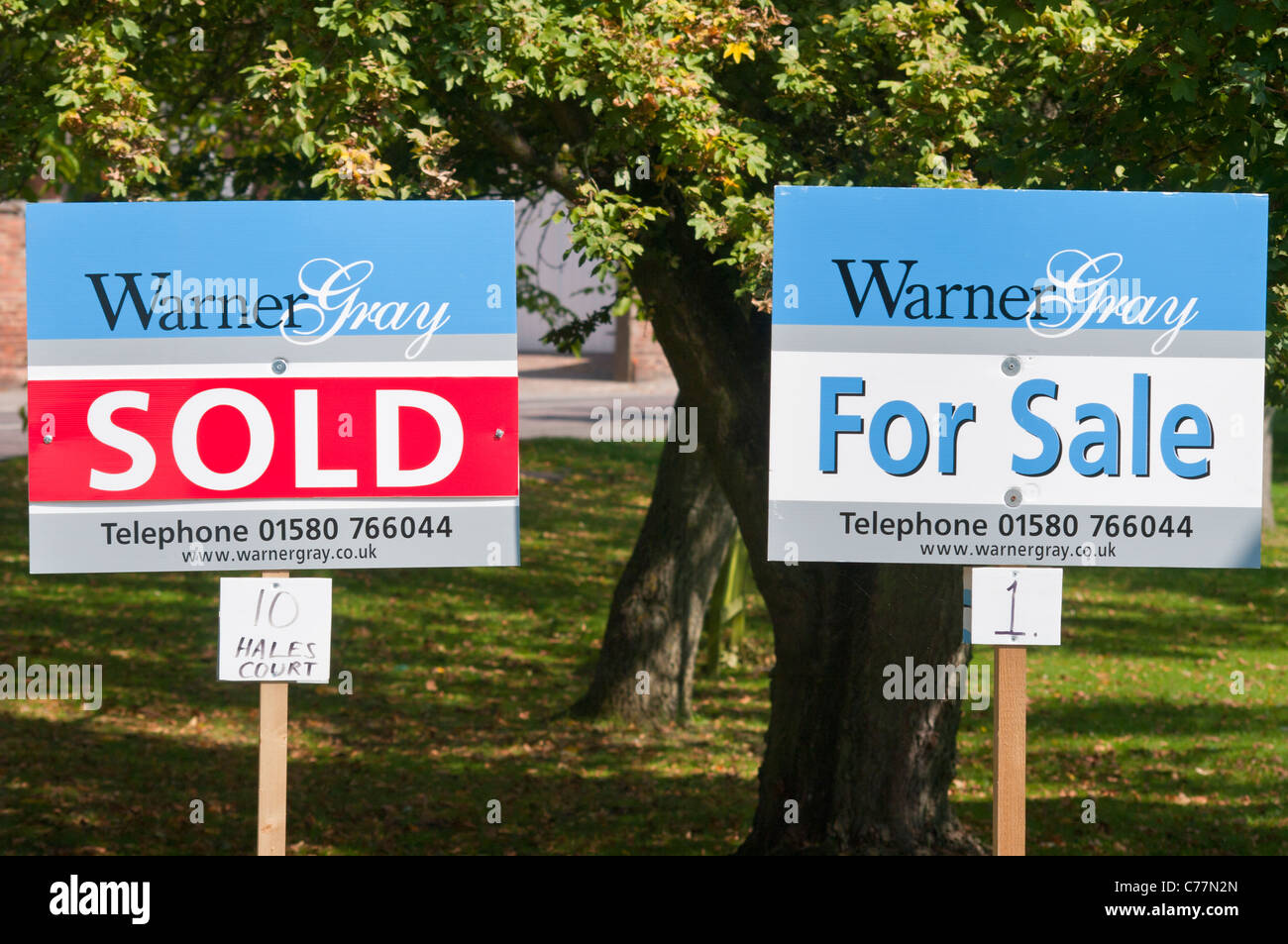 Sold sale sign hi-res stock photography and images - Alamy