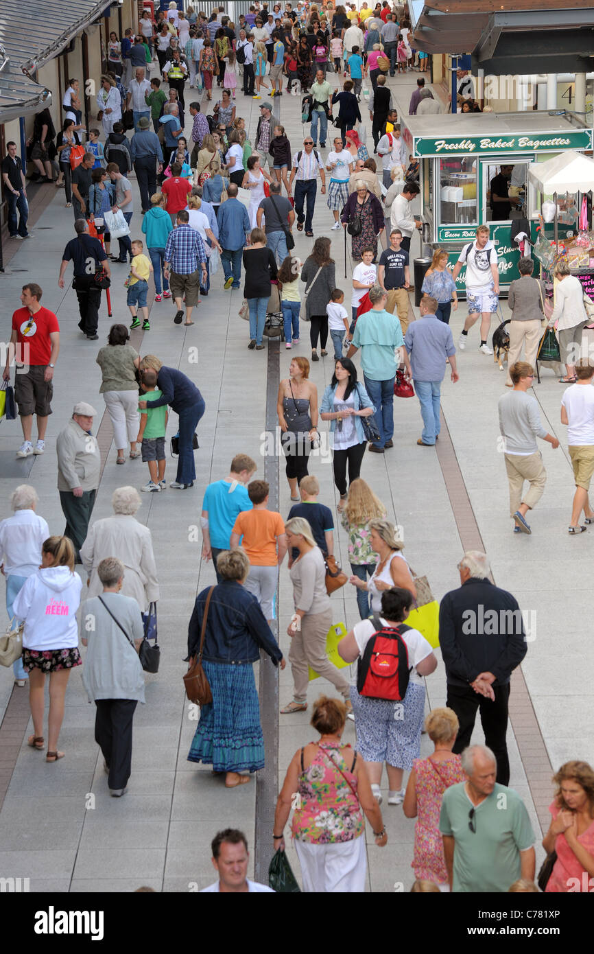 Shopping mall crowd uk hi-res stock photography and images - Alamy
