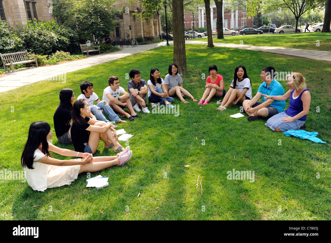 Students sitting circle hi-res stock photography and images - Alamy