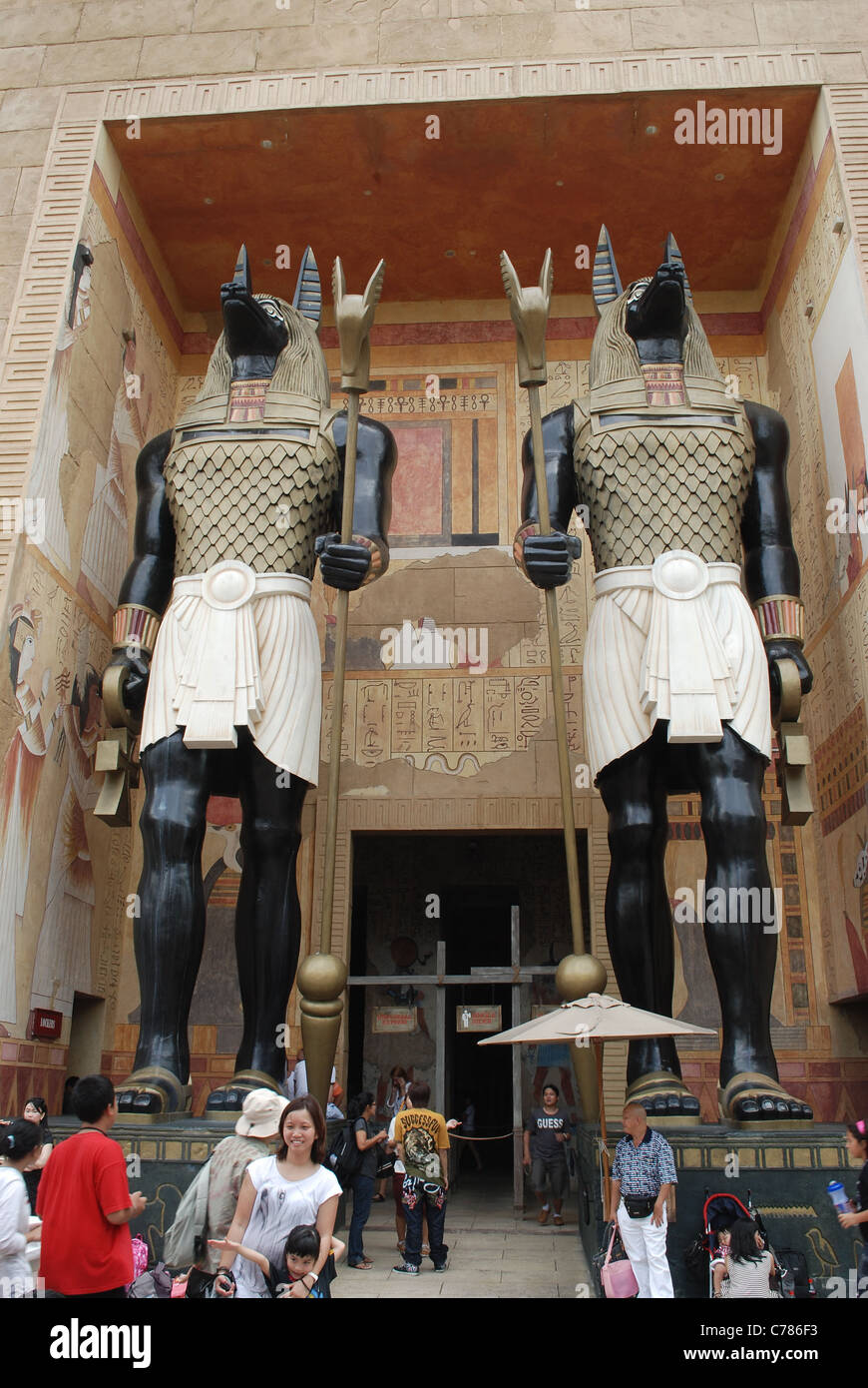Egyptian statue universal studios singapore hi-res stock photography ...