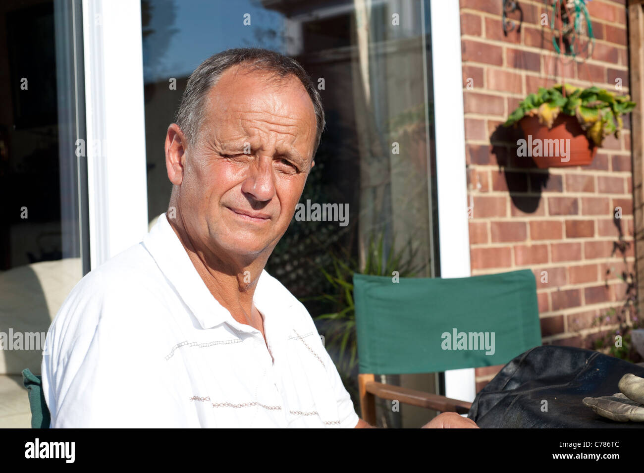 Squinting eyes sun hi-res stock photography and images - Alamy