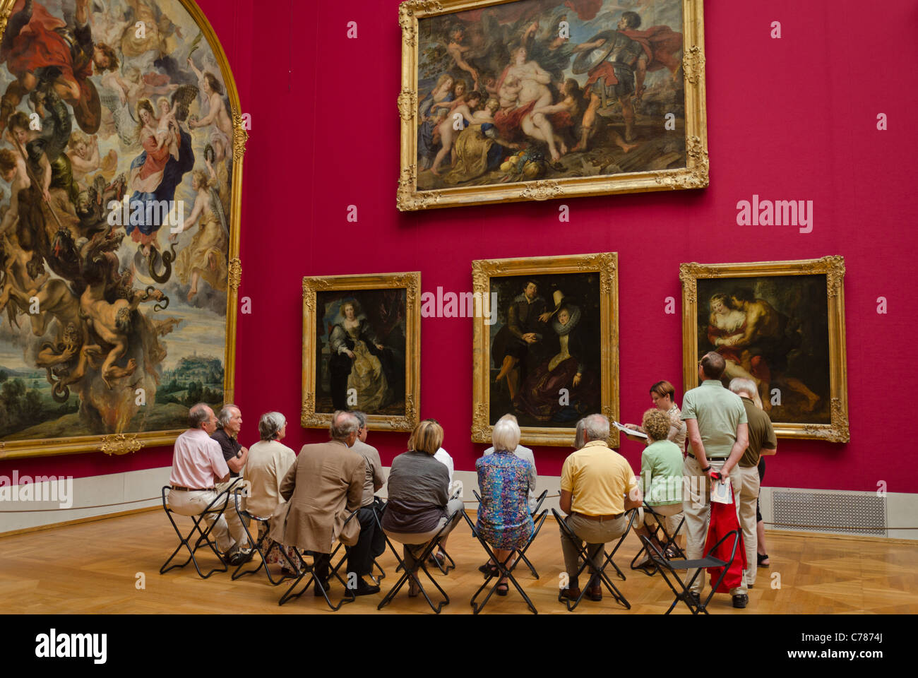 Docent tour at a museum Stock Photo - Alamy