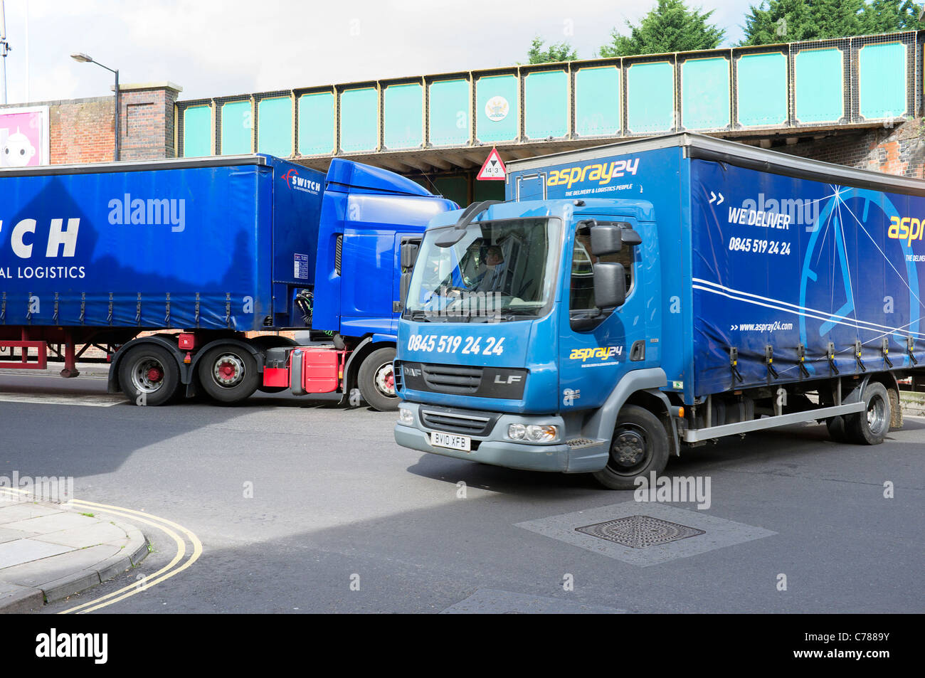 Height restriction for vehicles hi-res stock photography and images - Alamy