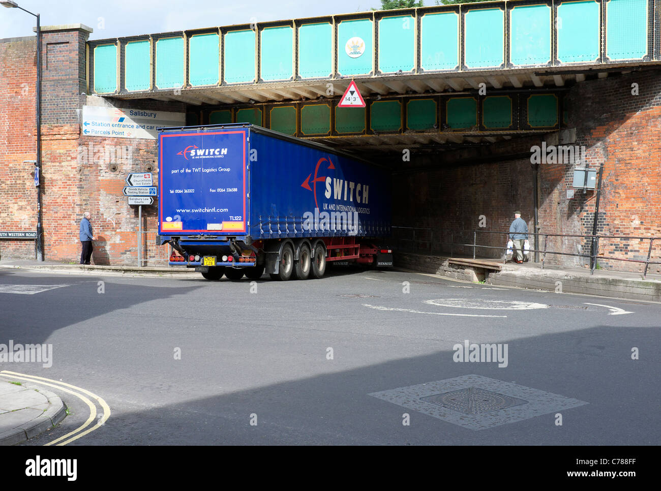 Truck under bridge hi-res stock photography and images - Alamy