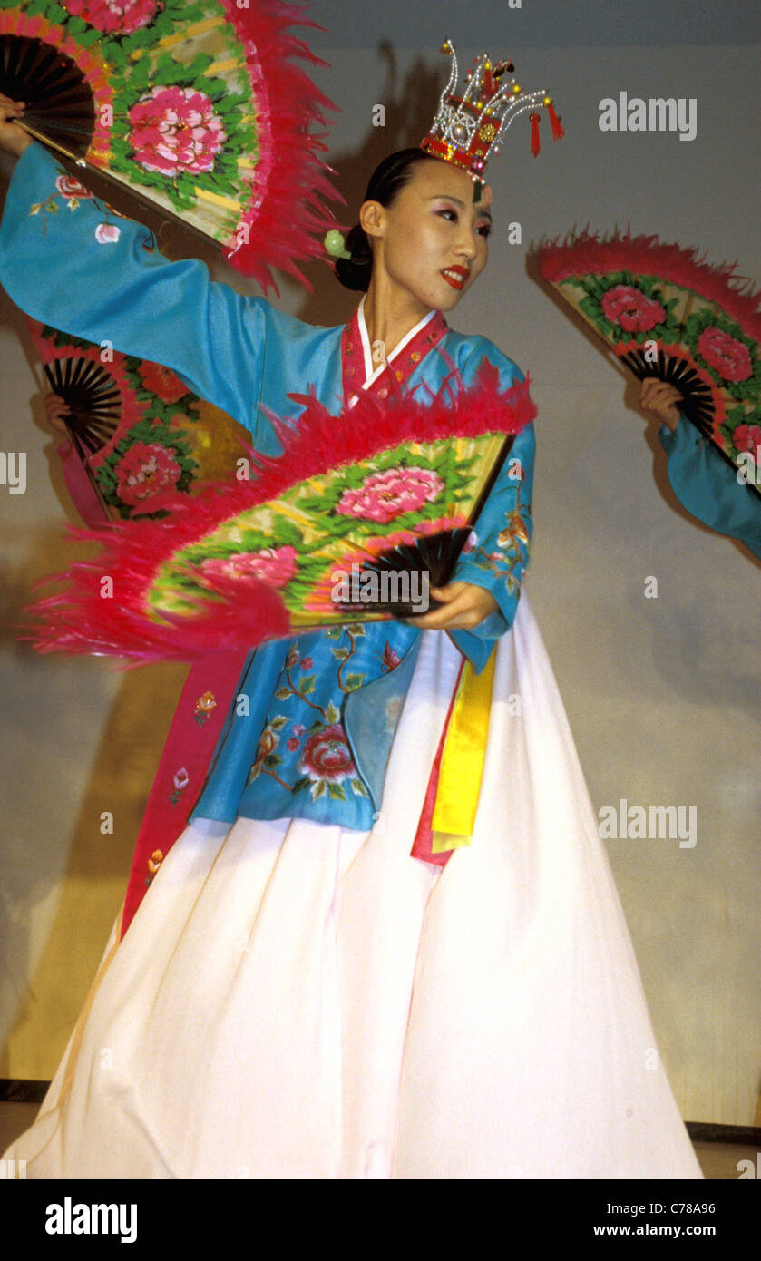 Korean fans dance hi-res stock photography and images - Alamy