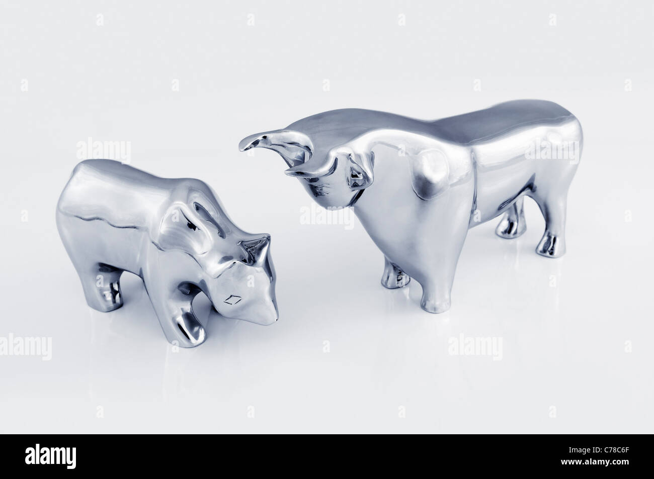 Stock market bull bear hi-res stock photography and images - Alamy