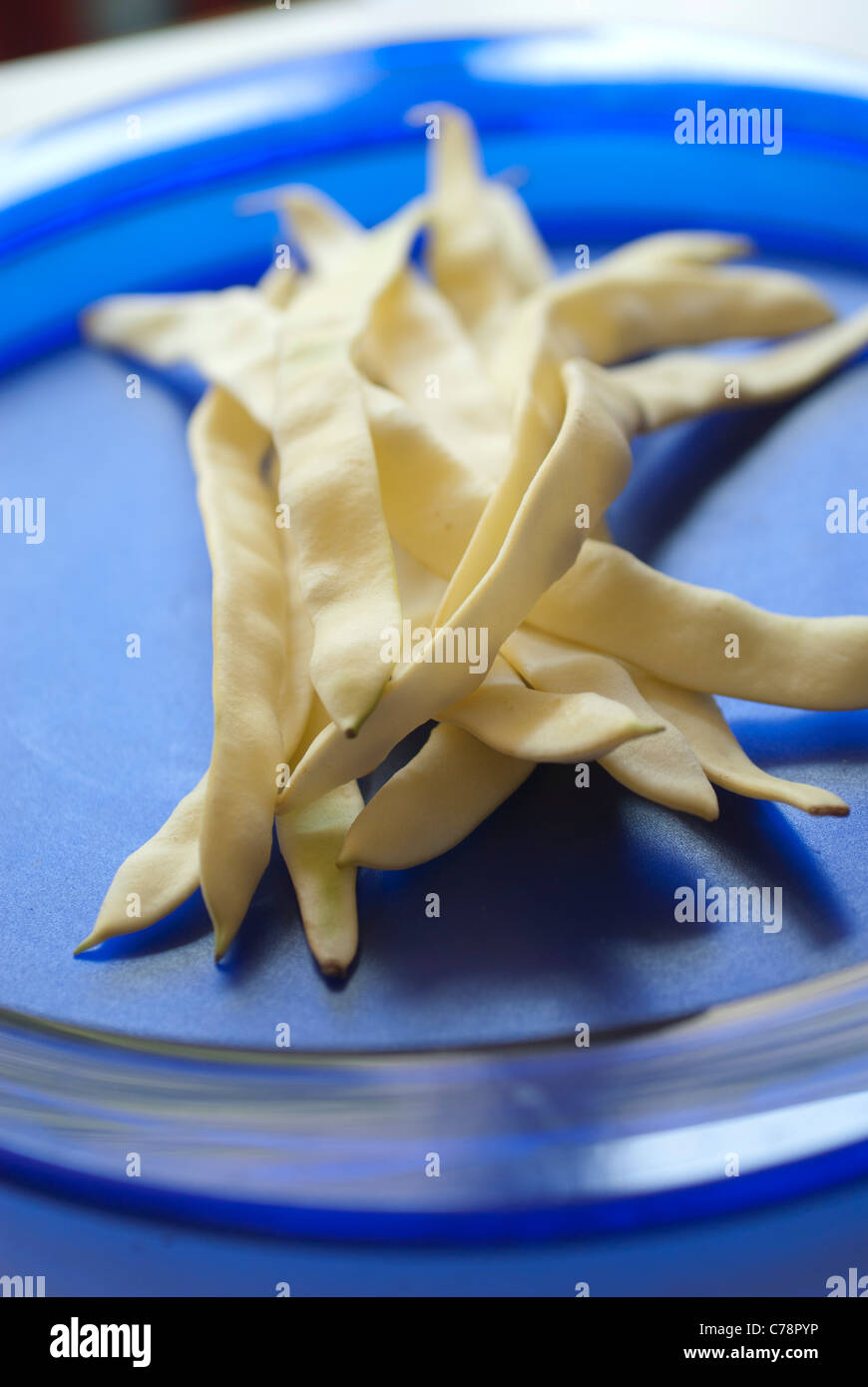 string beans on a blue plate Stock Photo - Alamy
