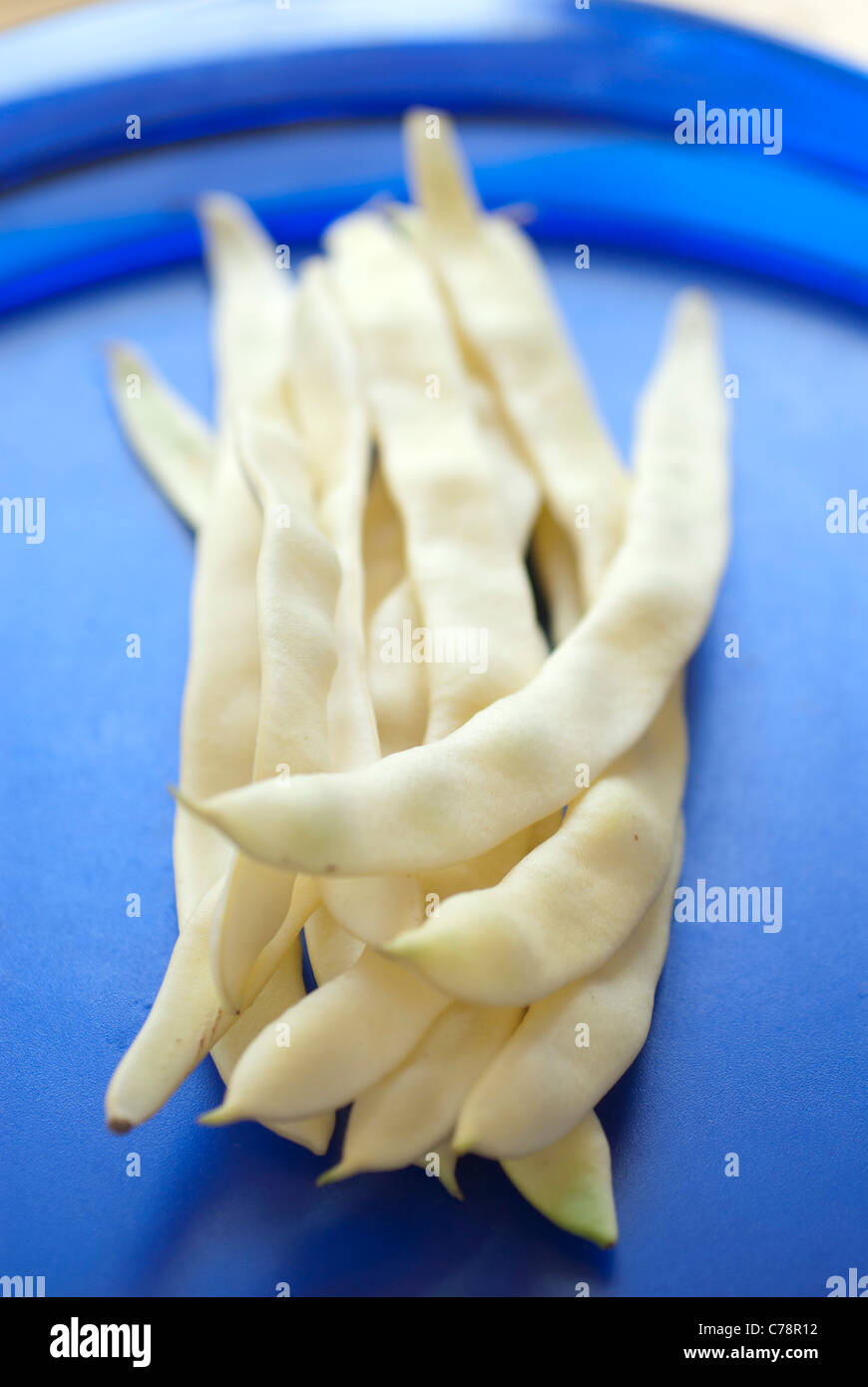 string beans on a blue plate Stock Photo - Alamy