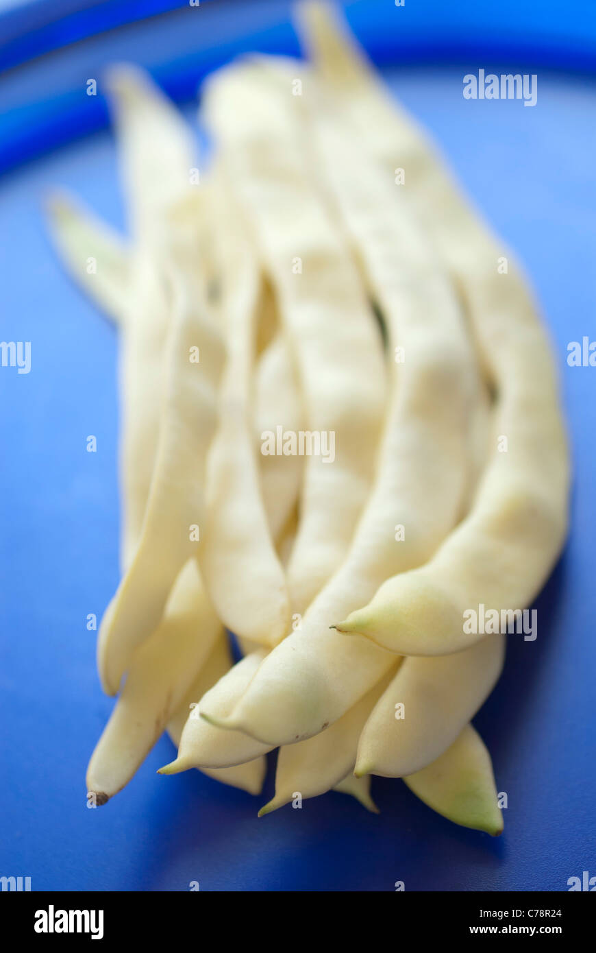 string beans on a blue plate Stock Photo - Alamy