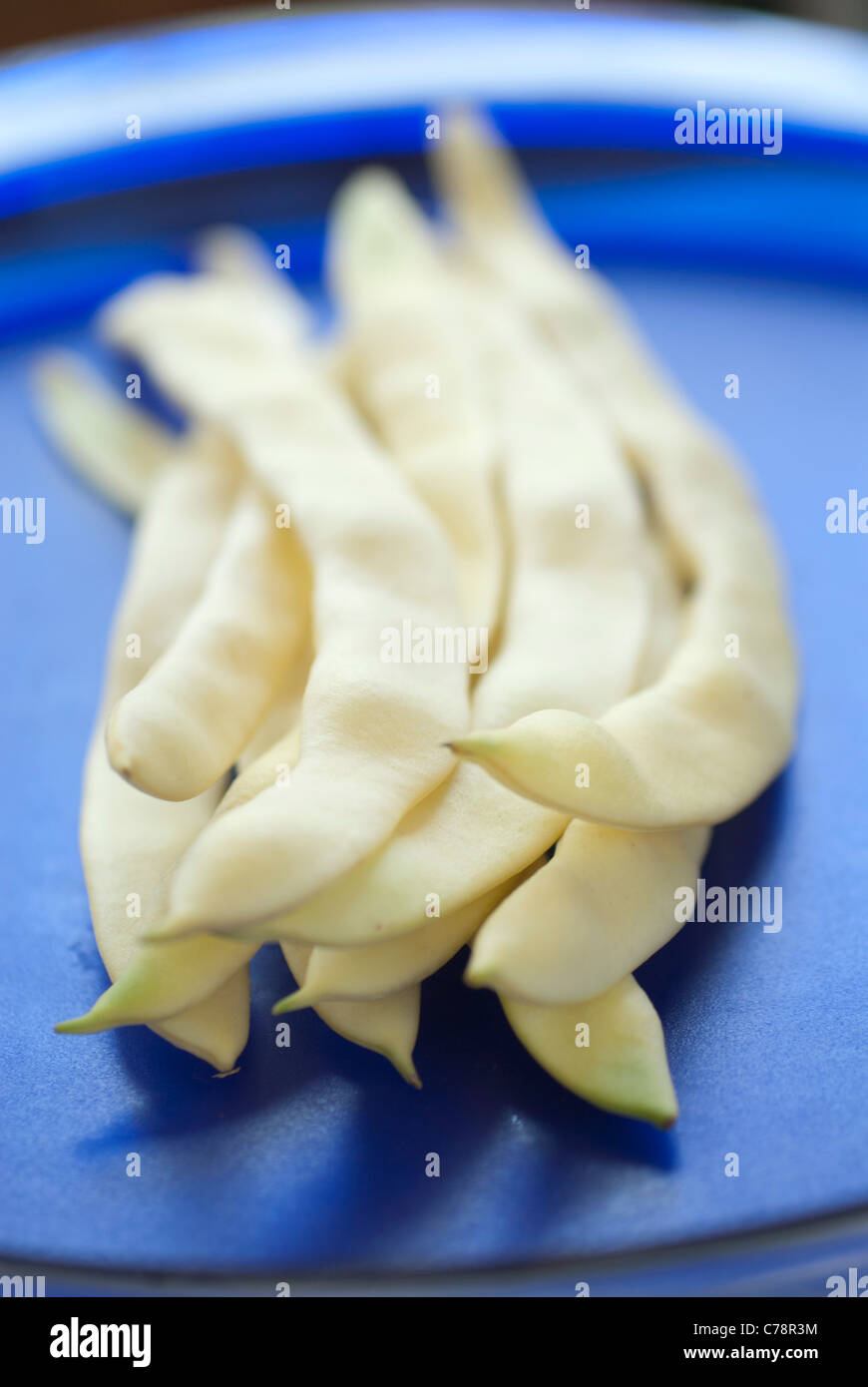 string beans on a blue plate Stock Photo - Alamy