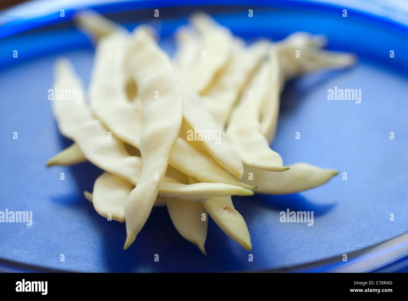 string beans on a blue plate Stock Photo - Alamy