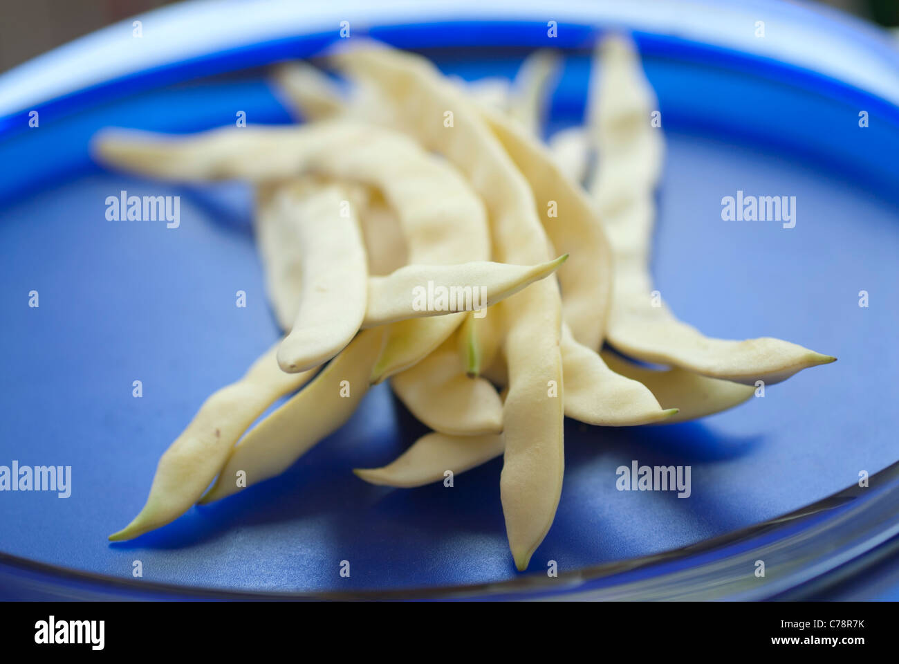 string beans on a blue plate Stock Photo - Alamy