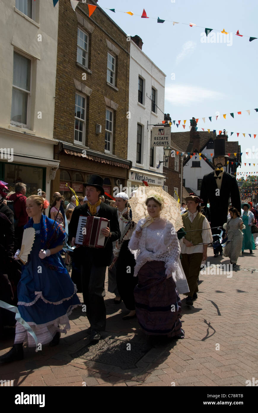 KENT; ROCHESTER; DICKENS FESTIVAL LOCALS IN DICKENS PERIOD COSTUMES IN ...