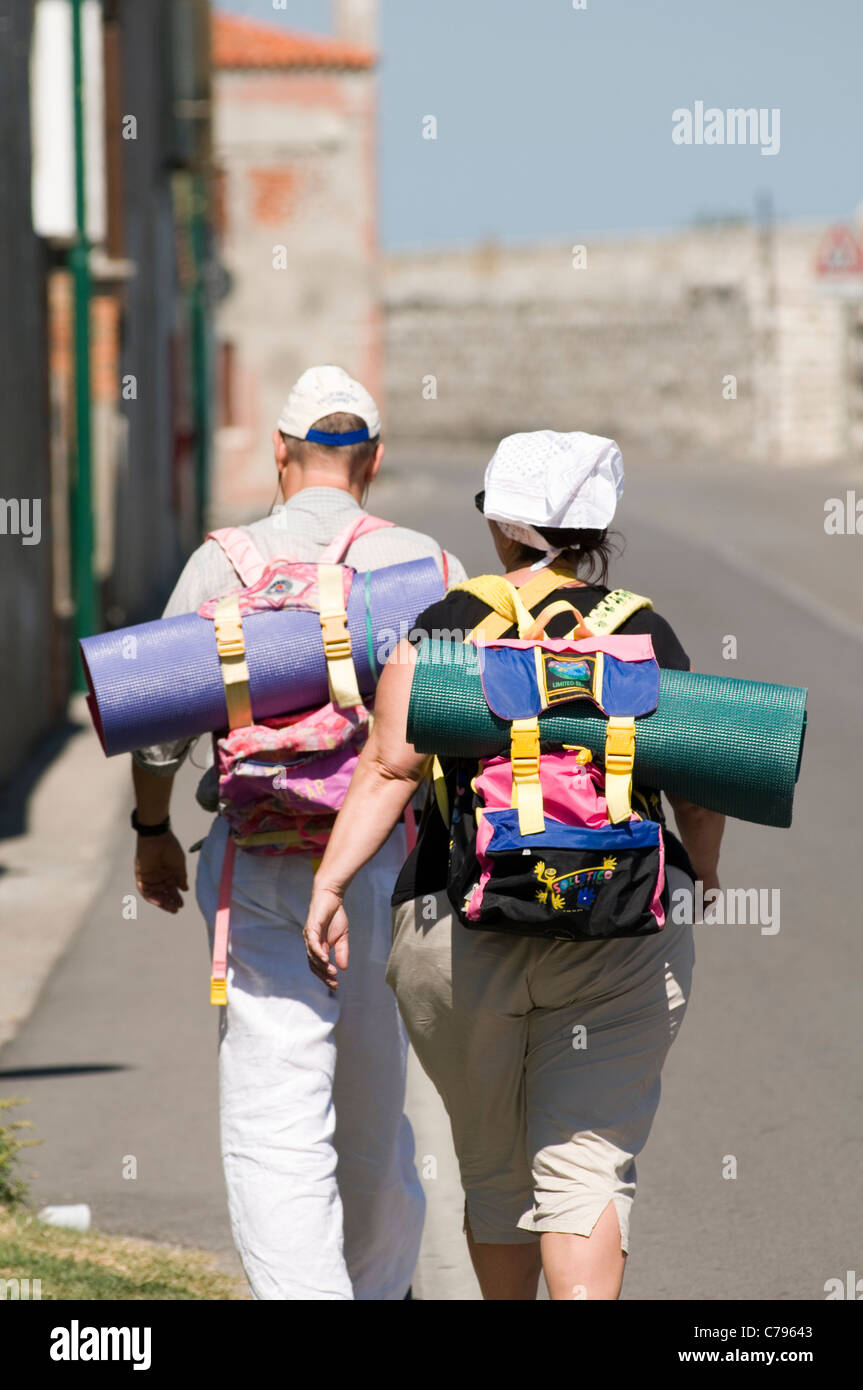 Back packer hi-res stock photography and images - Alamy