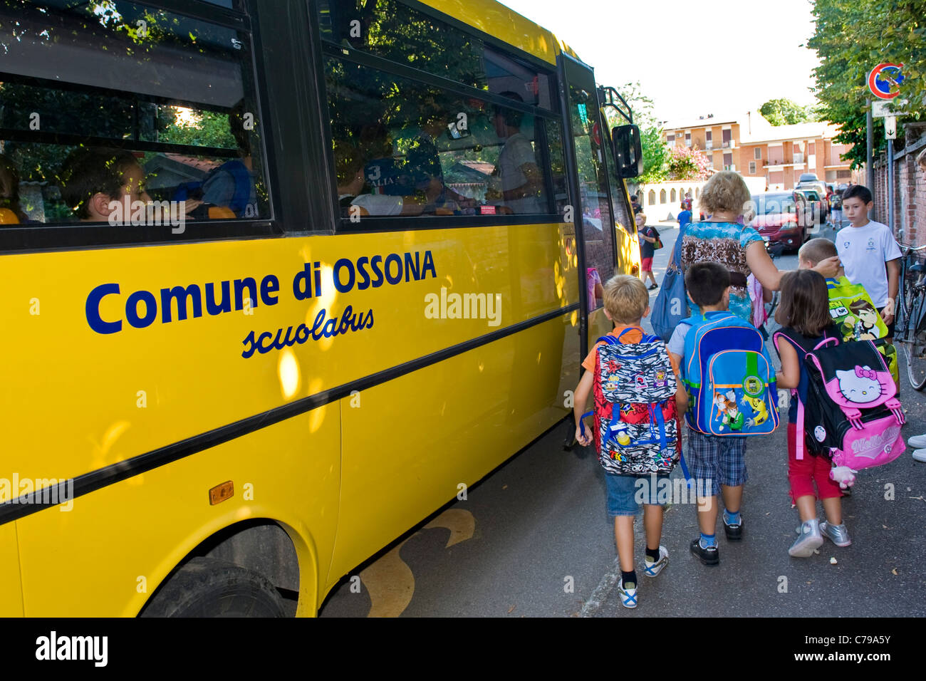 Child and mom school bus hi-res stock photography and images - Alamy