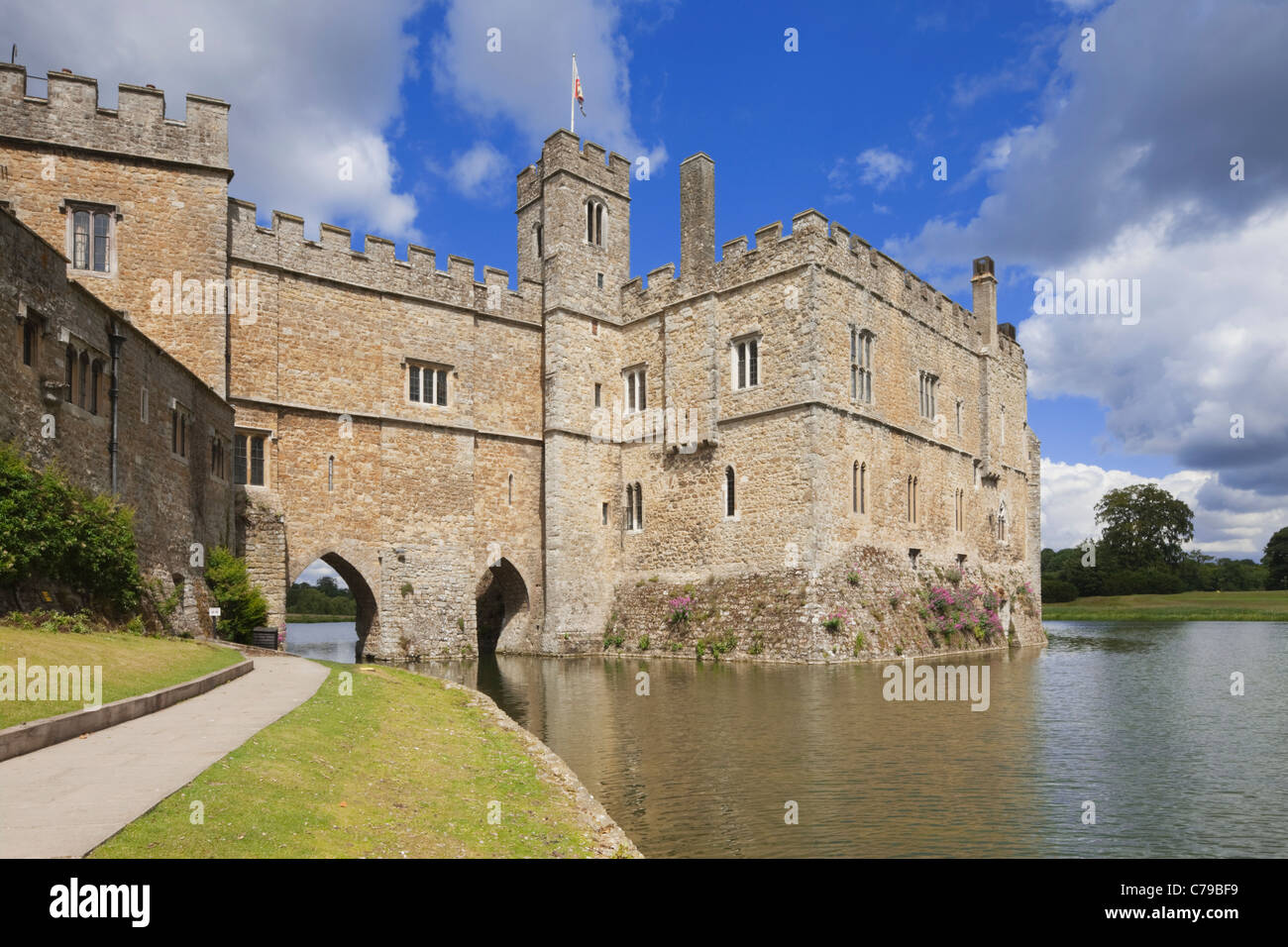 Leeds castle kent england hi-res stock photography and images - Alamy