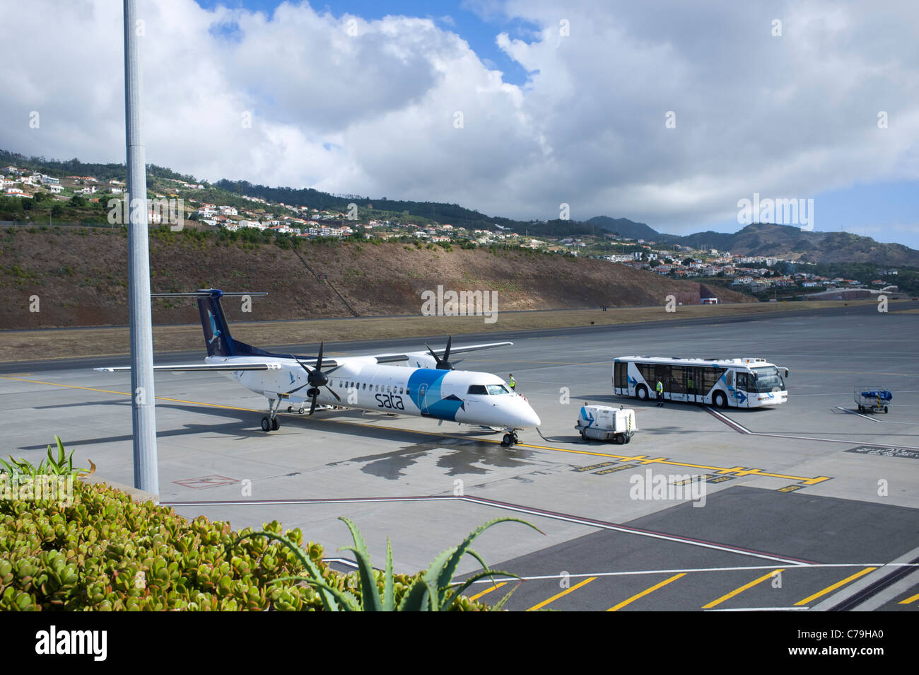 Madeira airport runway set in mountains by the sea Stock Photo - Alamy