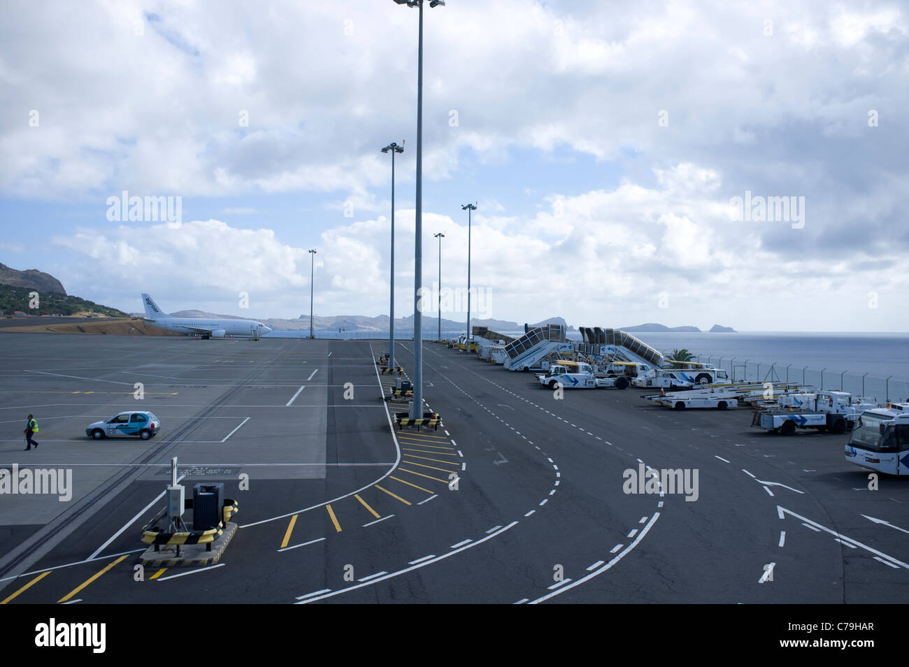 Madeira airport runway set in mountains by the sea Stock Photo - Alamy