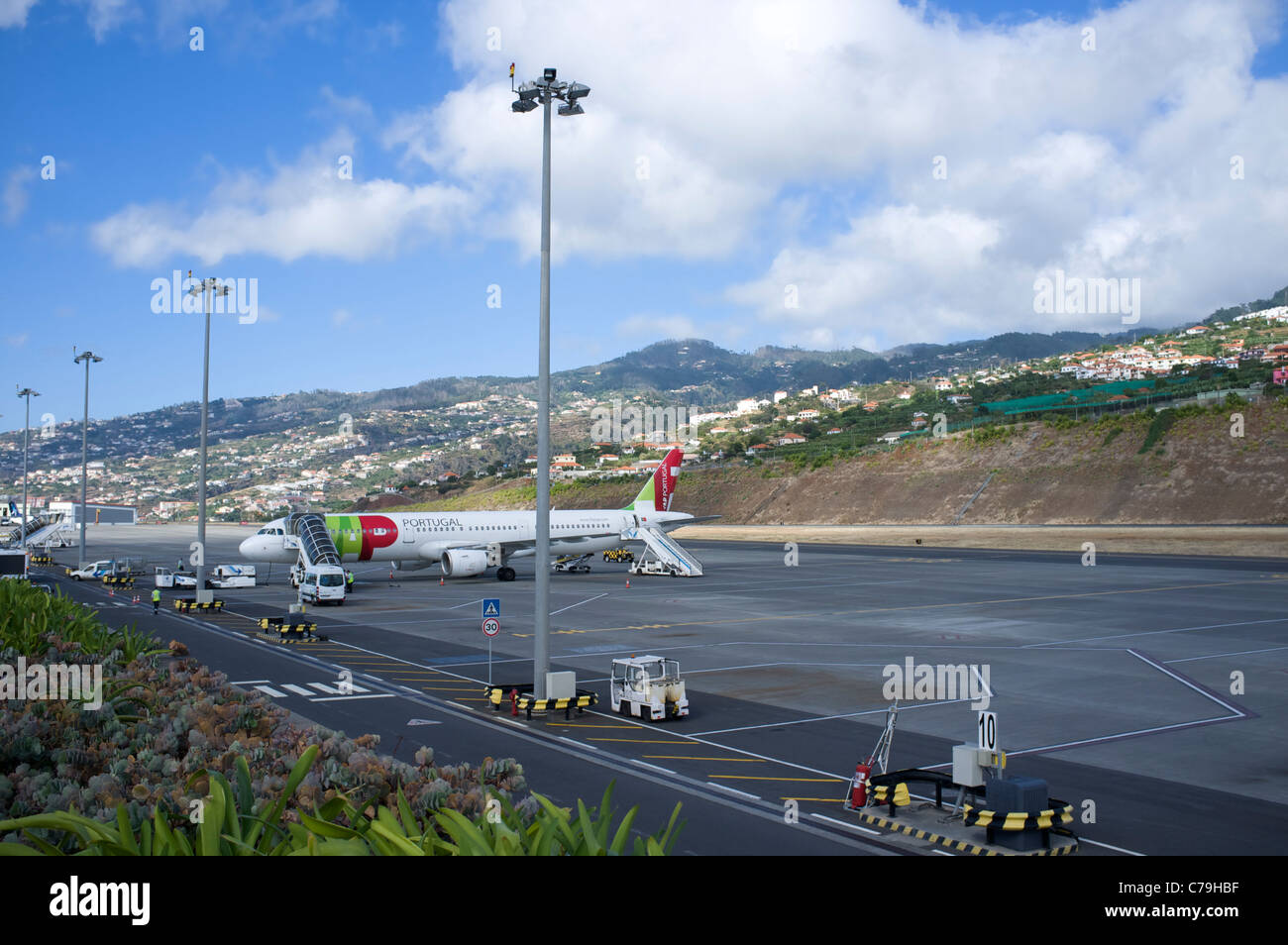 Madeira airport runway set in mountains by the sea Stock Photo - Alamy