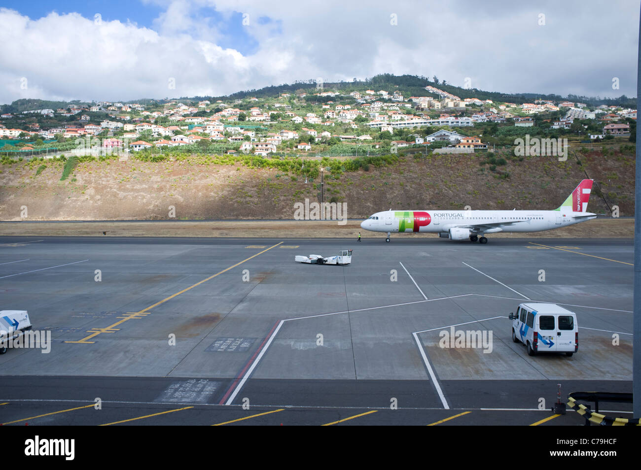 Madeira airport runway set in mountains by the sea Stock Photo - Alamy