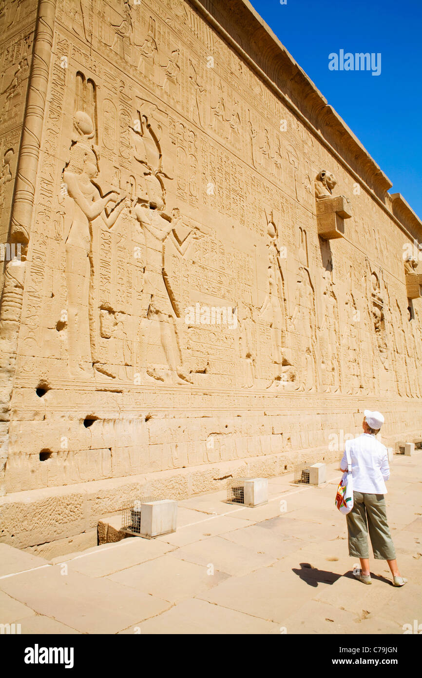 Queen cleopatra hieroglyphics hi-res stock photography and images - Alamy