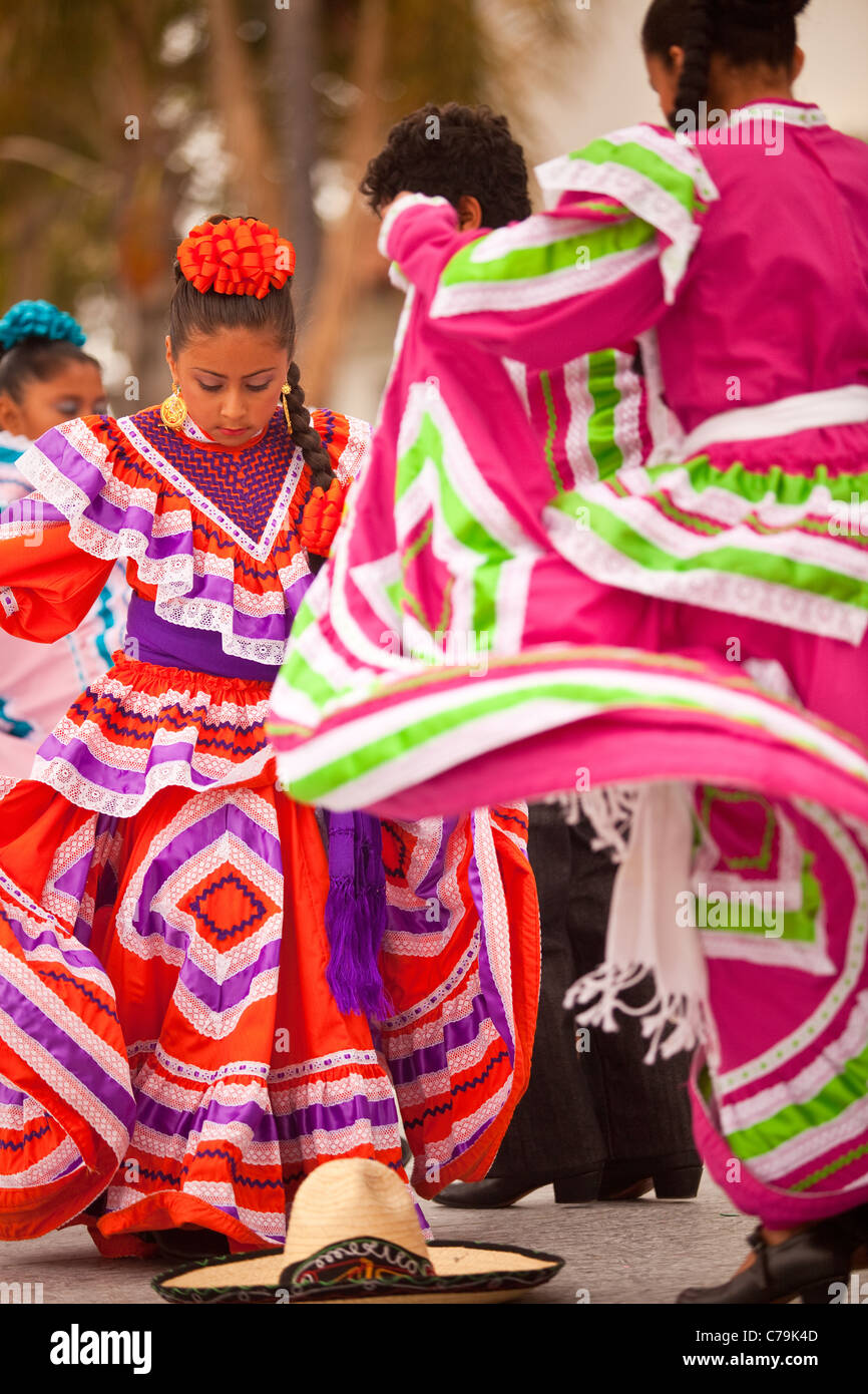 Fiesta dancers santa barbara hi-res stock photography and images - Alamy