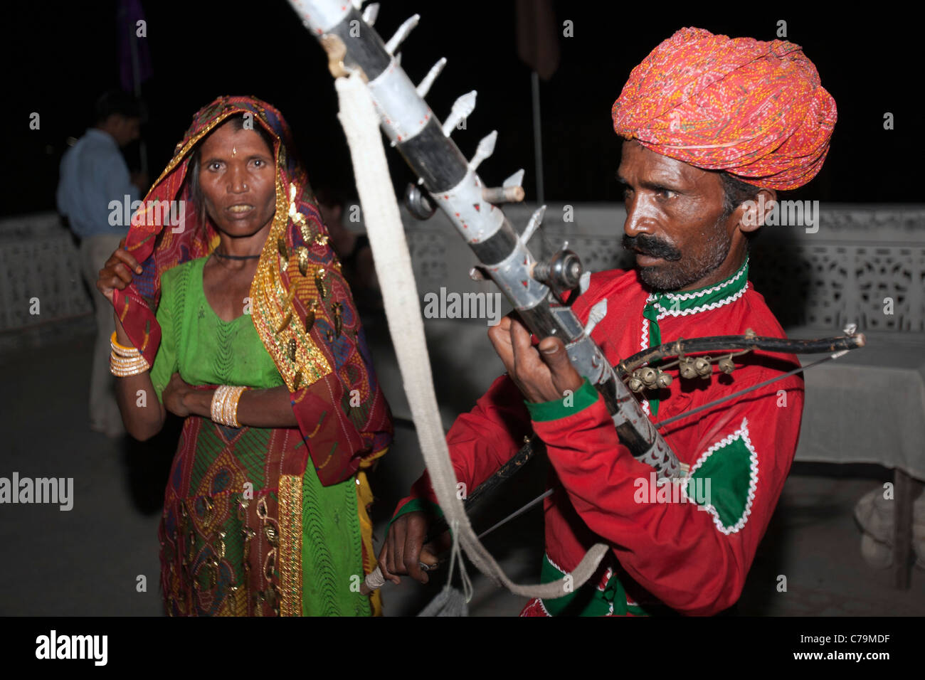 Man plays traditional rawanhattha string instrument Mandawa Rajasthan ...