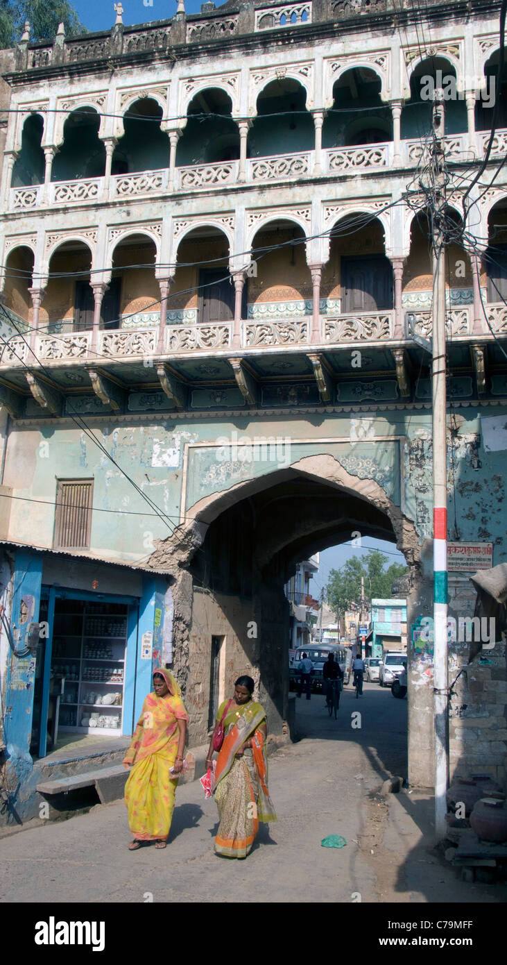 Two women walk through haveli mansion style arch Mandawa Rajasthan ...