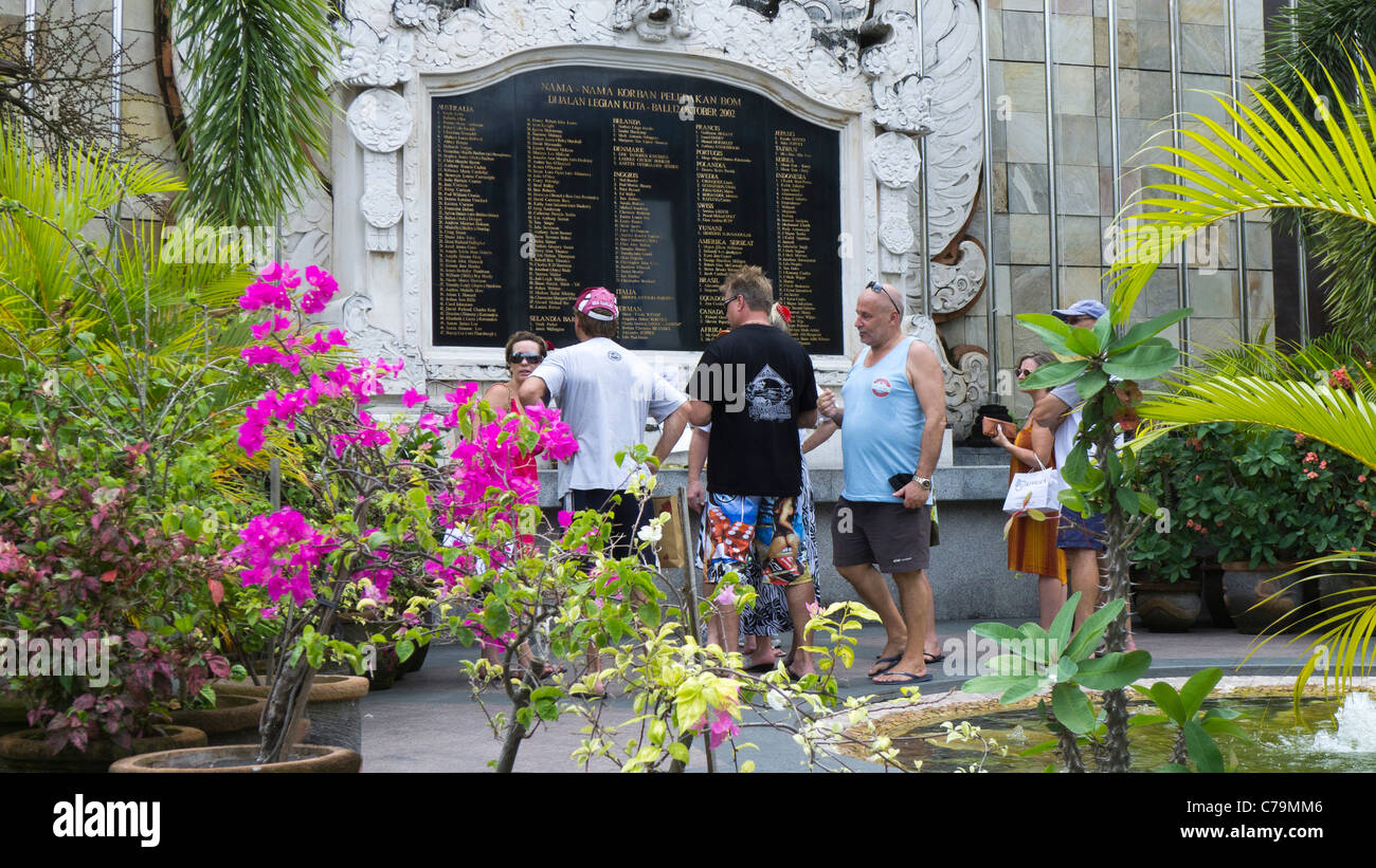 Bali bombing 2002 memorial to victims hi-res stock photography and ...