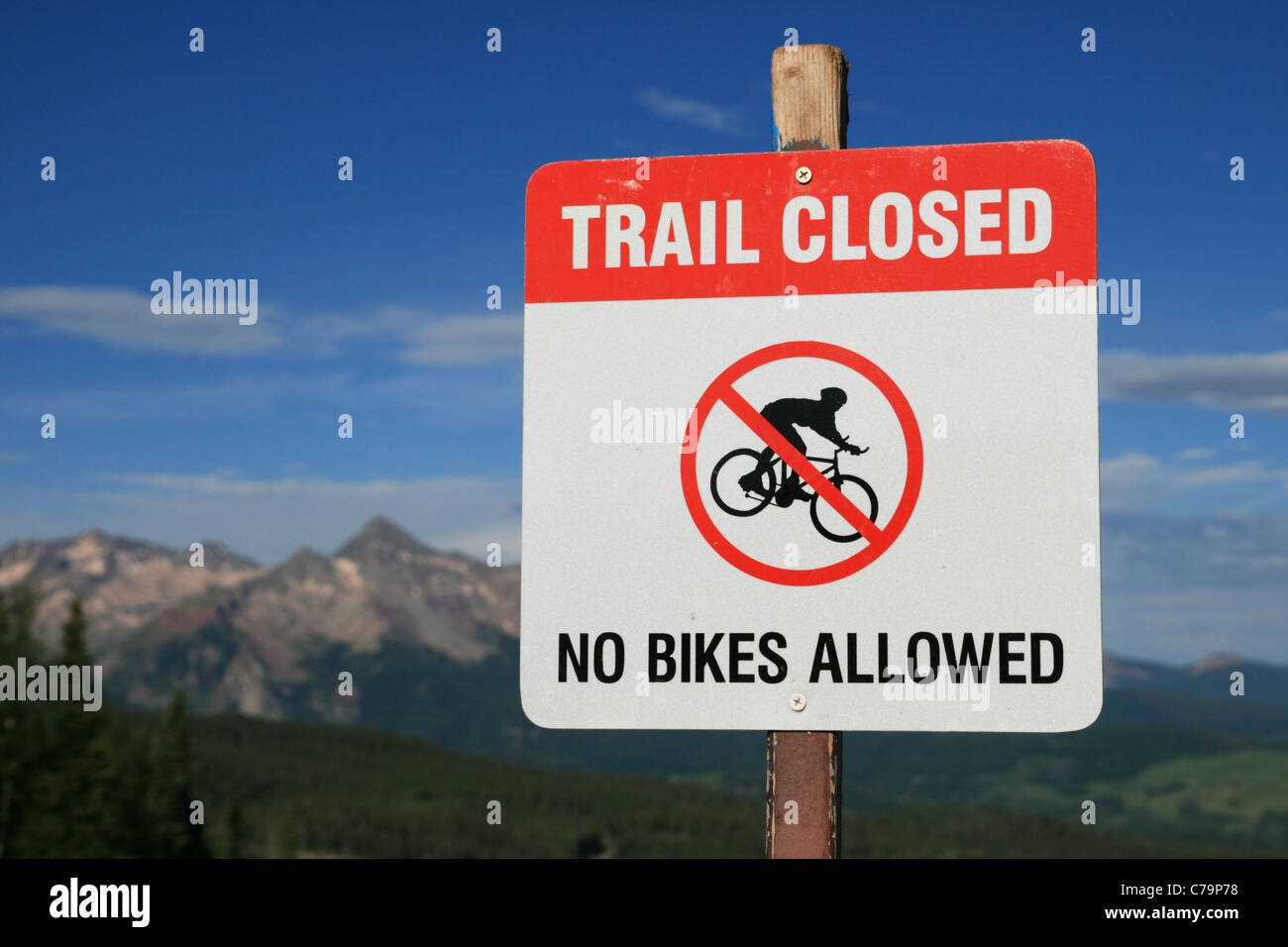 Trail closed sign hi-res stock photography and images - Alamy