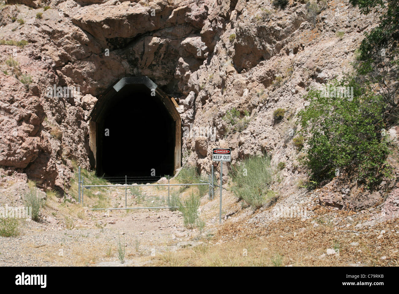 Tunnel entrance hi-res stock photography and images - Alamy