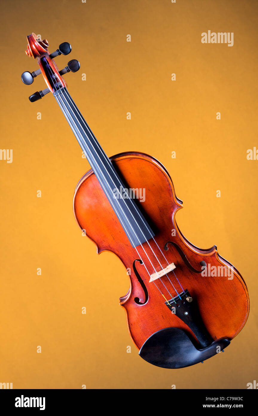 Gold violin hi-res stock photography and images - Alamy